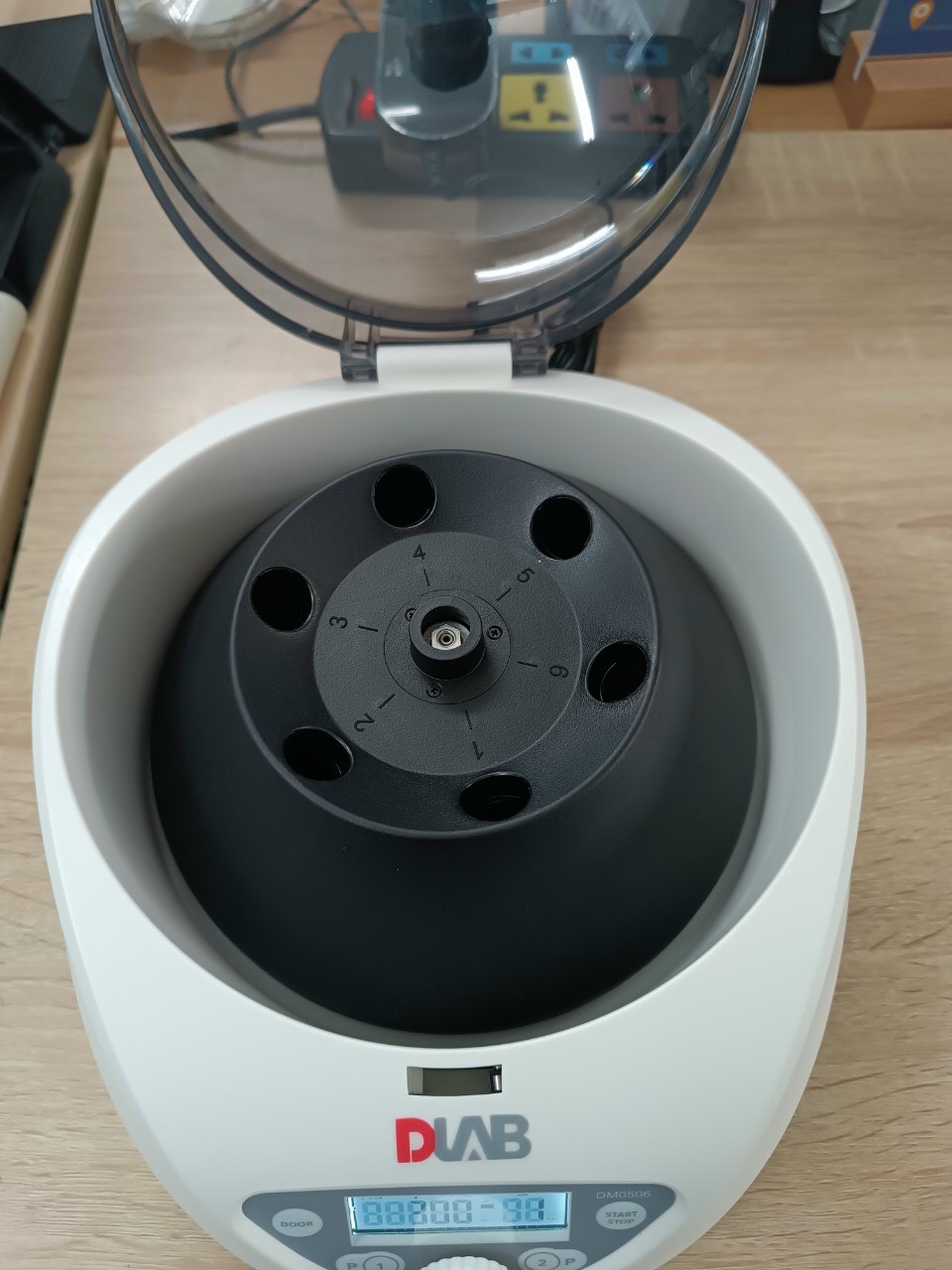 Máy ly tâm giá rẻ - Model : DM0506 - Hãng sx : DLAB - Mỹ - Xuất xứ ...